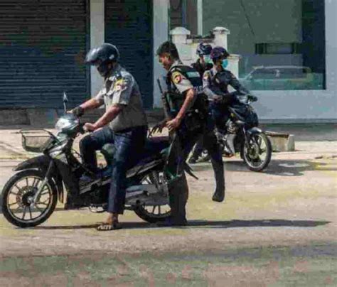 မင်းလှမြို့မ ရဲစခန်းမှ ဆိုင်ကယ်ဖြင့် ကင်းလှည့်ရန် ထွက်လာသော ရဲများကို