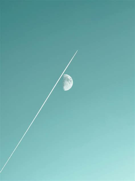 고도 고요함 공기 역학 궁금해하다 기술적인 기하학 날으는 낮 달 대각선 맑은 하늘 모노톤의 미니멀리즘 반달 분위기 블루 비행 비행기 비행운