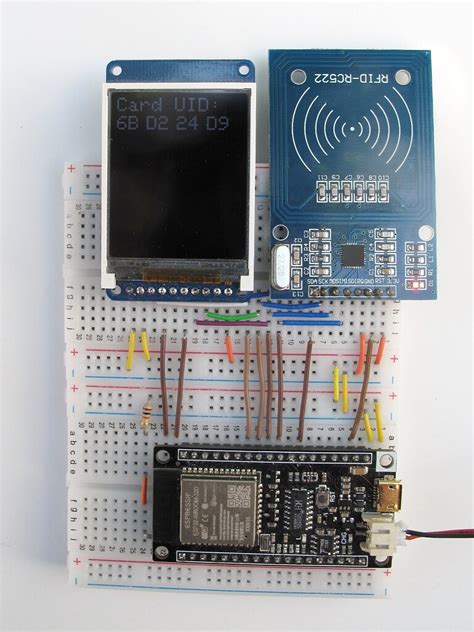 i can t get the esp32 microcontroller to simultaneously read an rfid card and display the uid on