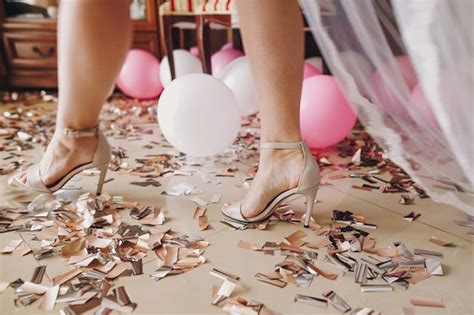 Pernas De Menina Em Elegantes Sapatos Brancos Andando Em Ouro E Prata