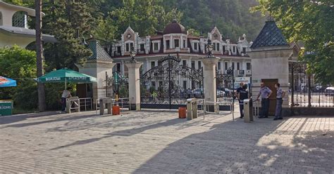 ბუნებრივი ხელოვნების ობიექტი ცენტრალურ პარკში ბორჯომში დიდი ლოდები უნიკალური ბუნებრივი