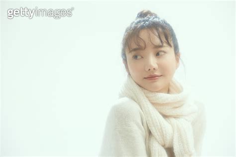 Winter Portrait Of A Young Asian Woman In Sonf Focus 이미지 1349966286 게티이미지뱅크