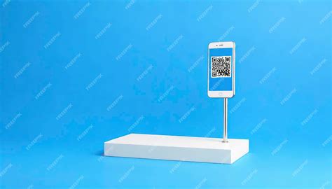 Серебряный мобильный телефон или смартфон со сценическим подиумом