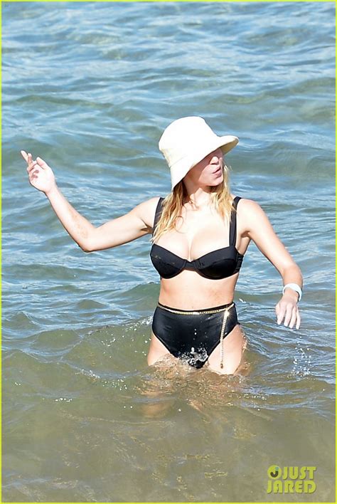Euphorias Sydney Sweeney Packs On The Pda In Hawaii Photo 4503517