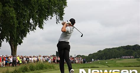 포토엔 로리 맥길로이 흐린 날씨에도 끝까지 집중