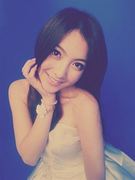 Karaカラカン・ジヨン、少し大人っぽくなった？純白のドレス姿を公開 K Plazak Plaza