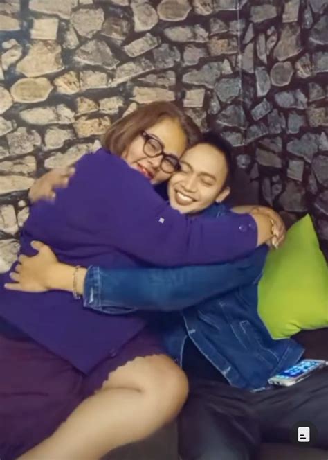 Bahagia Kerja Bareng Orang Yang Dicinta Ini 11 Potret Eva Manurung Ibu