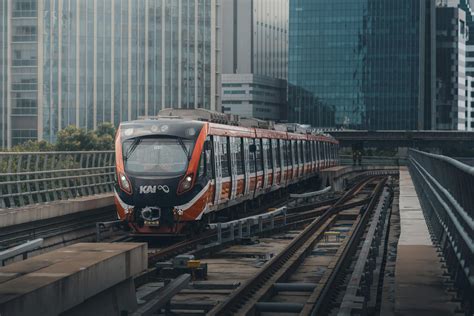 Kereta Api Modern Di Rel Kota Jakarta · Foto Stok Gratis