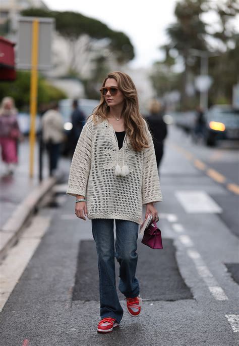 Emma Watson luce el estilo de abuela costera con bikini y cárdigan Vogue