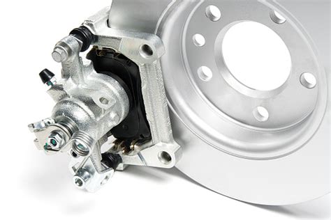 새로운 브레이크 디스크 브레이크 캘리퍼 및 브레이크 패드가 차량을 위한 설정되었습니다 복사 공간이 있는 흰색으로 격리됩니다 브레이크에 대한 스톡 사진 및 기타 이미지