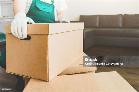 아파트로 이동하기위한 골판지 상자를로드 배달 남자 운송 전문 노동자 바지에 남성 로더 교통수단에 대한 스톡 사진 및 기타 이미지 교통수단 기계공 남성 Istock