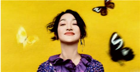 47岁周迅晒性感美照！穿超短裤露秀白皙长腿，与蝶共舞笑出大白牙腾讯新闻