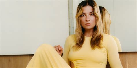 Annie Murphy Is Flying Solo Elle Canada Magazine Beauty Fashion