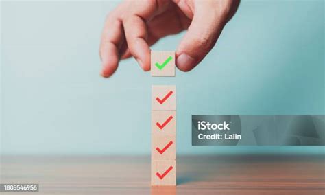 체크리스트 작업 목록 설문 조사 및 평가 품질 관리 목표 달성 및 비즈니스 성공 완전한 체크리스트를 위해 나무 블록에 체크 표시를 들고 손 완성에 대한 스톡 사진 및 기타