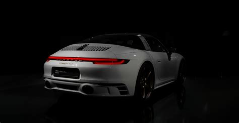 어두운 방에 있는 흰색 스포츠카 사진 Unsplash의 무료 검정 이미지