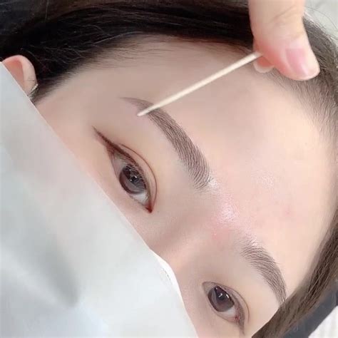 브로우가든 곡선형 일자눈썹 ⠀ 앞머리부터 산까지는 일자로 산부터 꼬리는 살짝 눈썹뼈형태에 맞춰