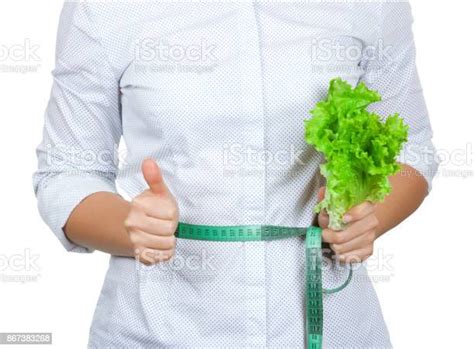 다이어트 개념입니다 측정 테이프를 가진 그녀의 허리 둘레를 측정 하는 상 추와 함께 젊은 여성 가냘픈에 대한 스톡 사진 및 기타 이미지 Istock