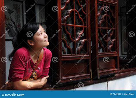 Magra Della Ragazza Sulla Finestra Immagine Stock Immagine Di Pensiero Finestra 7142077