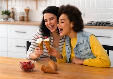 Free Photo Medium Shot Friends Eating Tasty Ice Cream