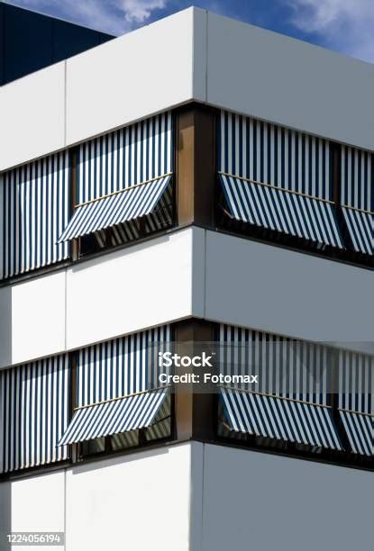 파란색과 흰색 줄무늬 오버행 선쉐이드 어닝 현대 건물 외관 태양으로부터 보호 차양에 대한 스톡 사진 및 기타 이미지 차양 0명 가리기 Istock