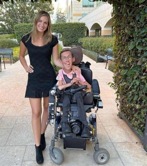 Een Langbenige Blondine Een Vent Met Fysieke Kenmerken Pochte Over Zijn Mooie Vrouw