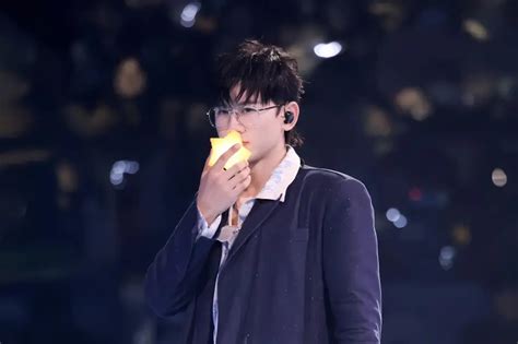 2k张杰钢琴演唱会壁纸｜舞台背景图片 蓝色西装「哲风壁纸」