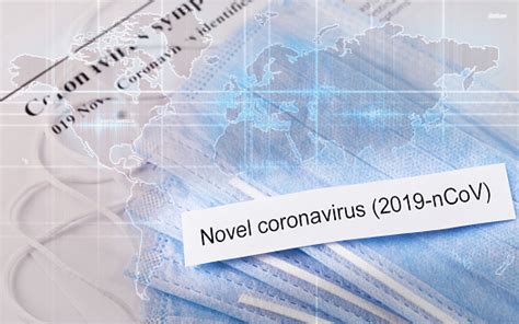 새로운 코로나 바이러스 중국 우한에서 유래한 텍스트 코로나바이러스가 있는 구겨진 종이와 함께 디지털 세계지도 배경에 호흡보호구 마스크 0명에 대한 스톡 사진 및 기타 이미지