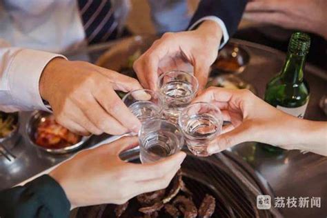 急诊醉酒患者增多 春节期间喝酒聚会请勿贪杯