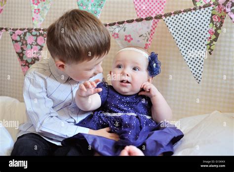 Hermana Y Hermano Jugando Juntos Fotografías E Imágenes De Alta