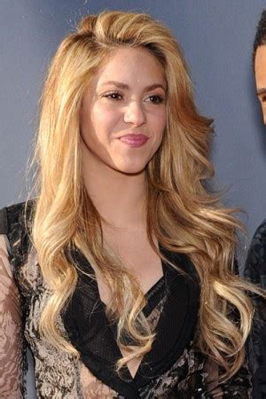Shakira Wavy Honey Blonde Side Part Hairstyle Steal Her Style