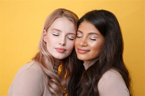 Belles Jeunes Deux Dames Debout Sur Mur Jaune Photo Gratuite