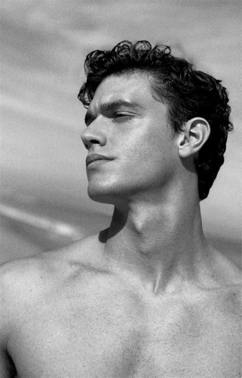 Pin de Jiří Vymětal en Male models nice men Poses para retrato