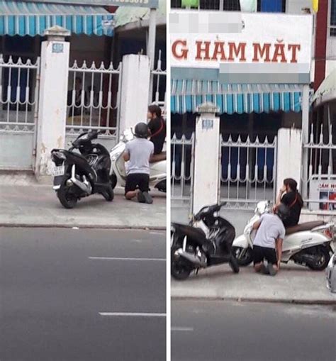 Cô gái ngồi trên xe chàng trai quỳ sụp xuống xin lỗi