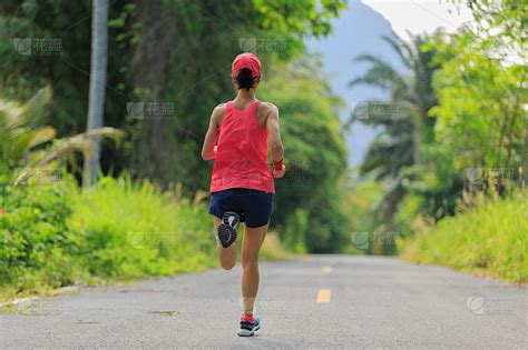 年轻的健身妇女在热带森林晨跑