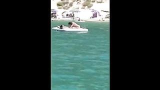 Pompino Sul Materassino Al Mare Amaporn