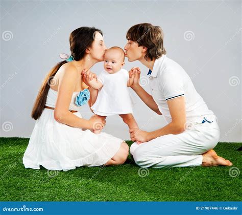 Familia Joven Foto De Archivo Imagen De Alegre Cubo