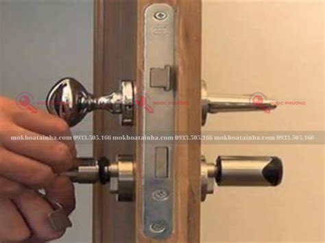 Cách thay khóa cửa gỗ đơn giản nhất nhanh chóng tại nhà