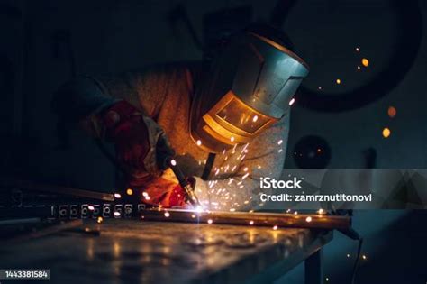 공장이나 작업장에서 용접기로 금속을 용접하는 남자 노동자 용접공에 대한 스톡 사진 및 기타 이미지 용접공 용접 강철 Istock