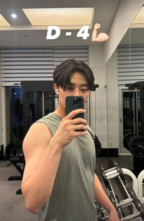 185cm 70kg 박서준 몸매 이 정도였나…주방장 팔근육 잔뜩 성났네 텐아시아