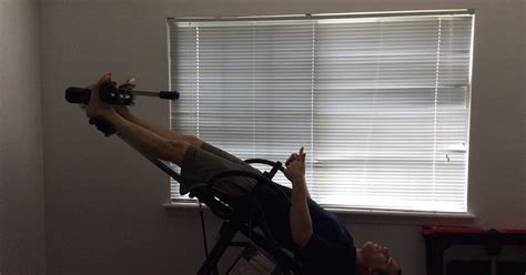 Exercisingu Teeter Hang Ups