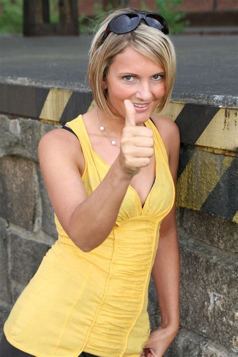 Jaune Sexy Et Femme De Couleur Image Stock Image Du Yeux Magnifique 2382087