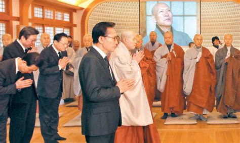 소박한 대나무 평상 위에마지막 길도 무소유