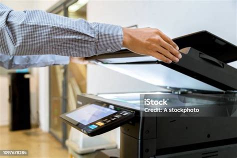 프린터 프린터 스캐너 레이저 사무실 복사 기계 소모품 시작 패널에 비즈니스 남자 손 압박 버튼 Revolution에 대한 스톡 사진 및 기타 이미지 Istock
