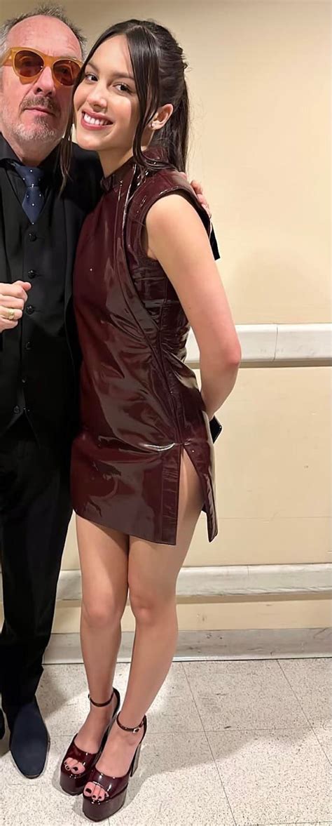 Giving Us A Good Peek At Her Ass Roliviarodrigonsfw