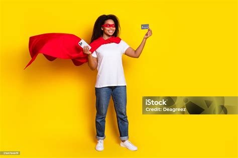 예쁜 젊은 여자 슈퍼 히어로 의상 전화 신용 카드 빈 공간 노란색 배경 절연 전체 크기 사진 슈퍼히어로에 대한 스톡 사진 및 기타 이미지 Istock