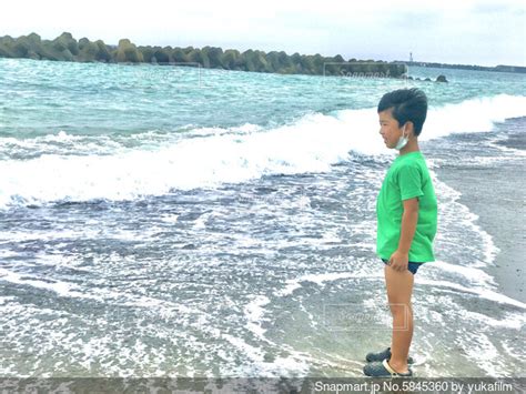 海と我が子の写真画像素材 5845360 Snapmartスナップマート