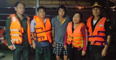 Sà Lan Chìm Trên Sông 2 Người được Bộ đội Biên Phòng Cứu Sống