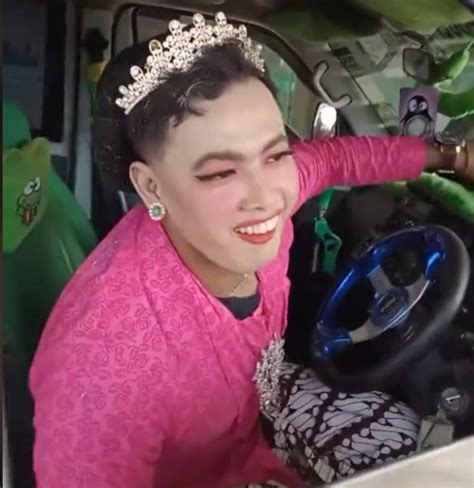 Video Viral Sopir Ambulans Mengenakan Kebaya Saat Mengantar Pasien