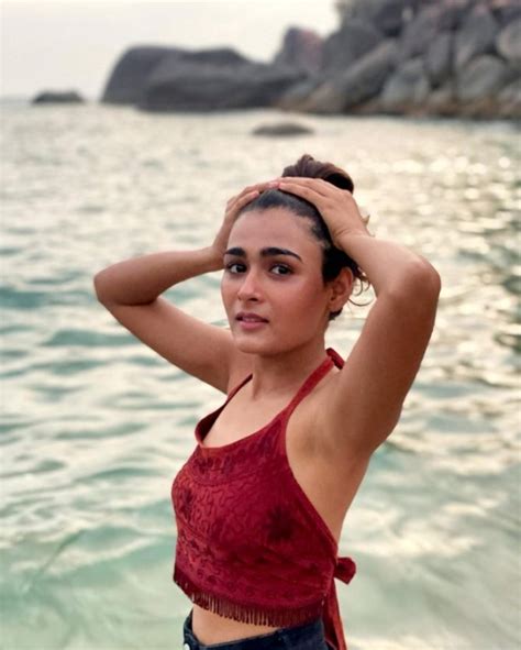 Photos எக்குதப்பா கவர்ச்சி காட்டும் அர்ஜூன் ரெட்டி பட நடிகை ஷாலினி