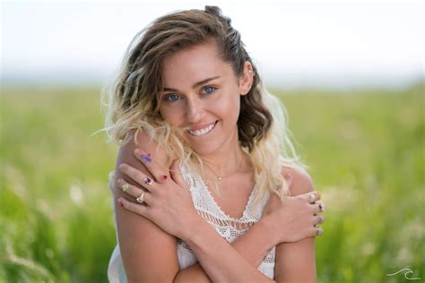 Se Miley Cyrus Fremføre Tre Nye Sange Live Single På Vej